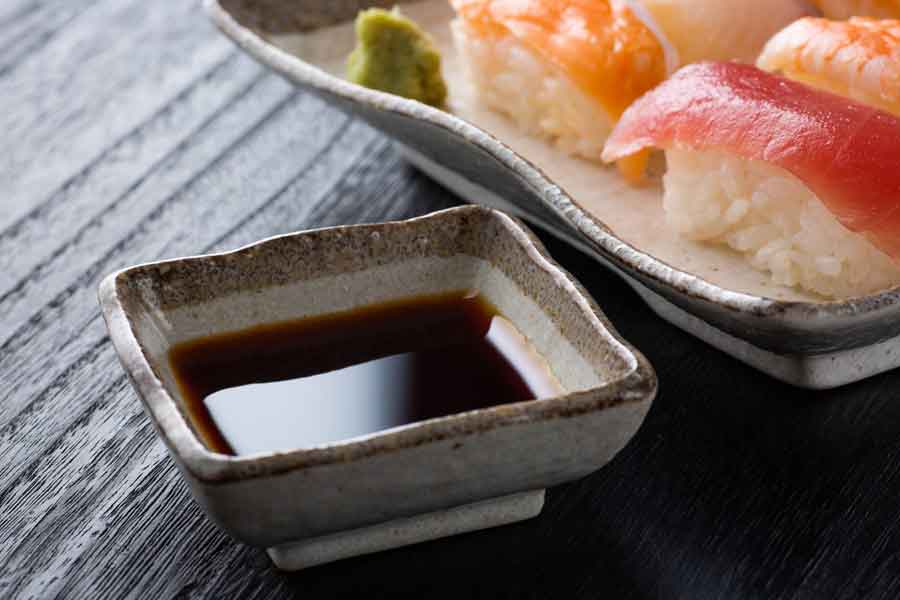 寿司についしがちな「手皿」は実はNG？ 職人の前で恥をかかない正しい和食のマナーを栄養士が解説 | Hint-Pot